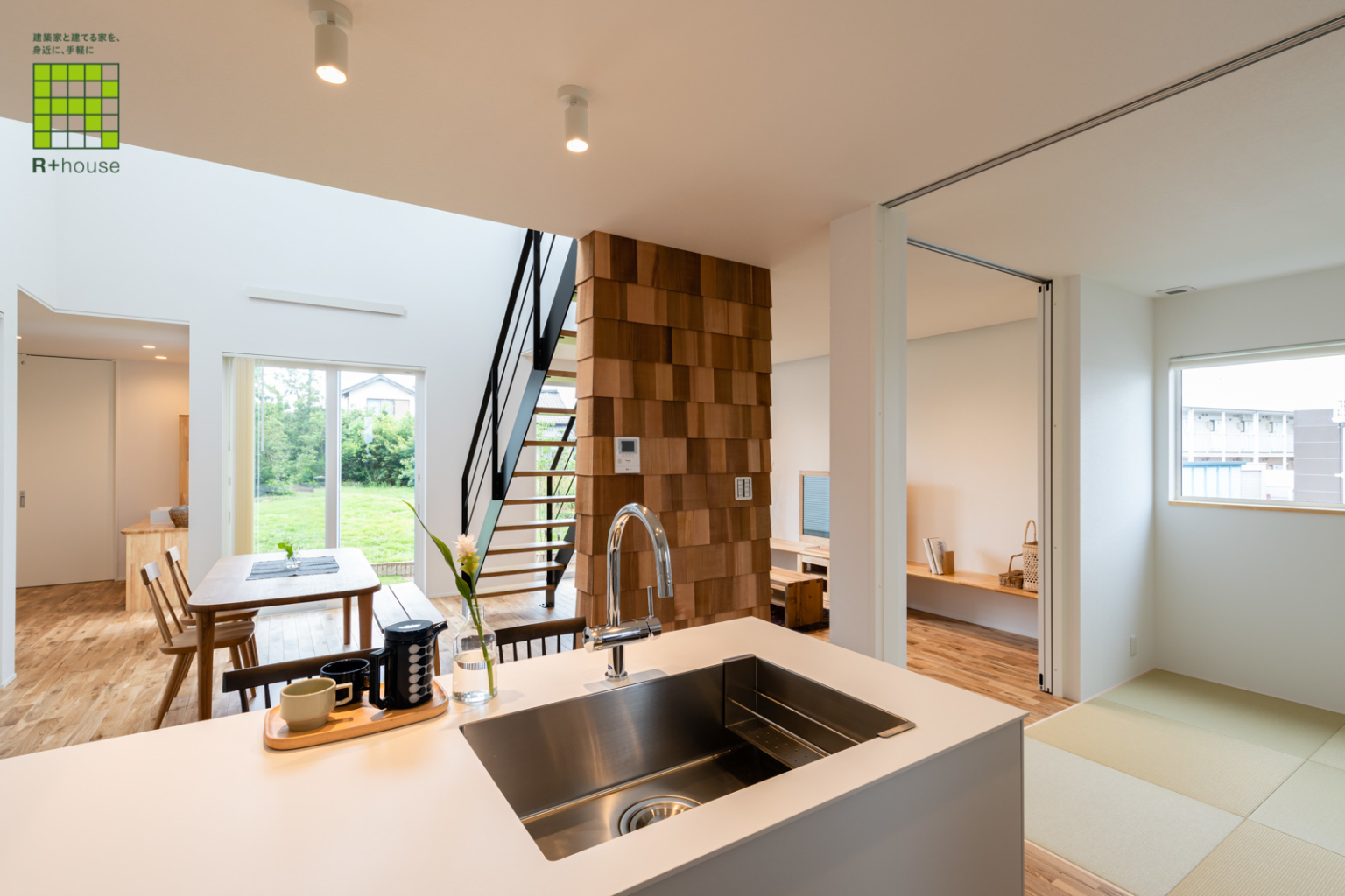 N邸「階段が見せ場の伸びやかなLDK」 | R+house越前（アールプラスハウス越前）
