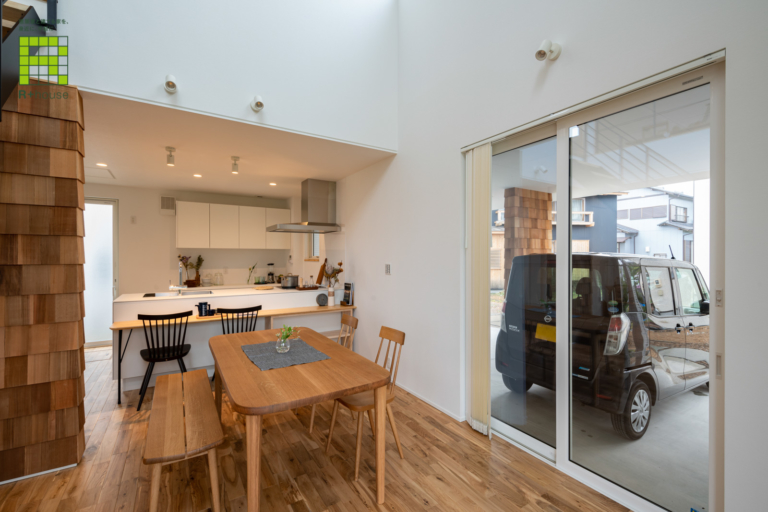 N邸「階段が見せ場の伸びやかなLDK」 | R+house越前（アールプラスハウス越前）