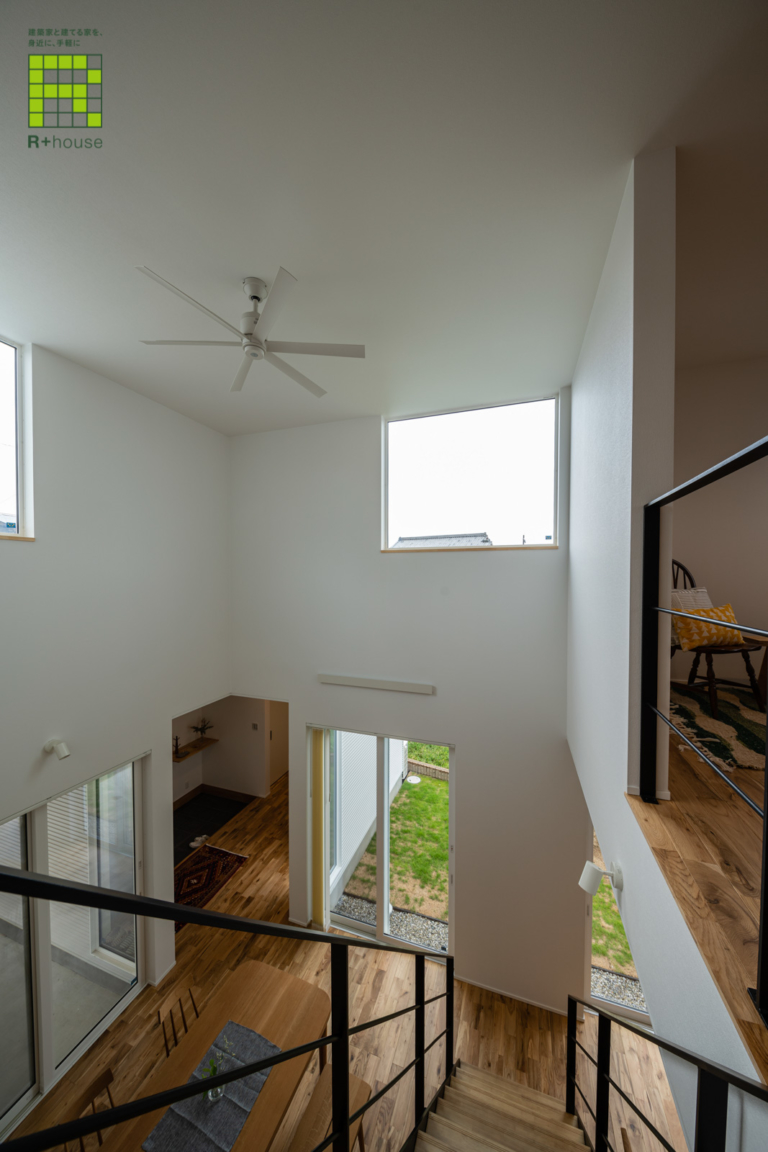 N邸「階段が見せ場の伸びやかなLDK」 | R+house越前（アールプラスハウス越前）